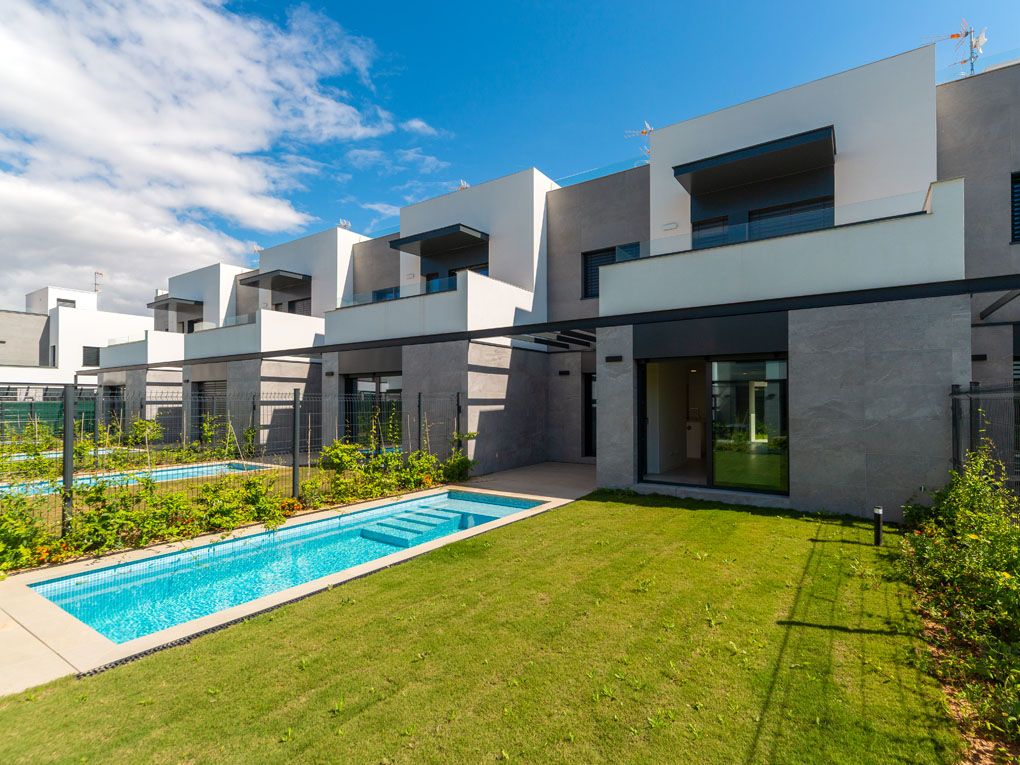 New build villa with garden, pool & rooftop terrace – only 400m from ...